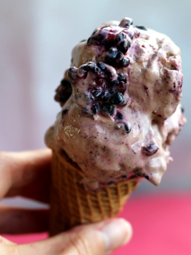 Blackberry & Chocolate Greek Frozen Yogurt Cones - Ambitious Kitchen